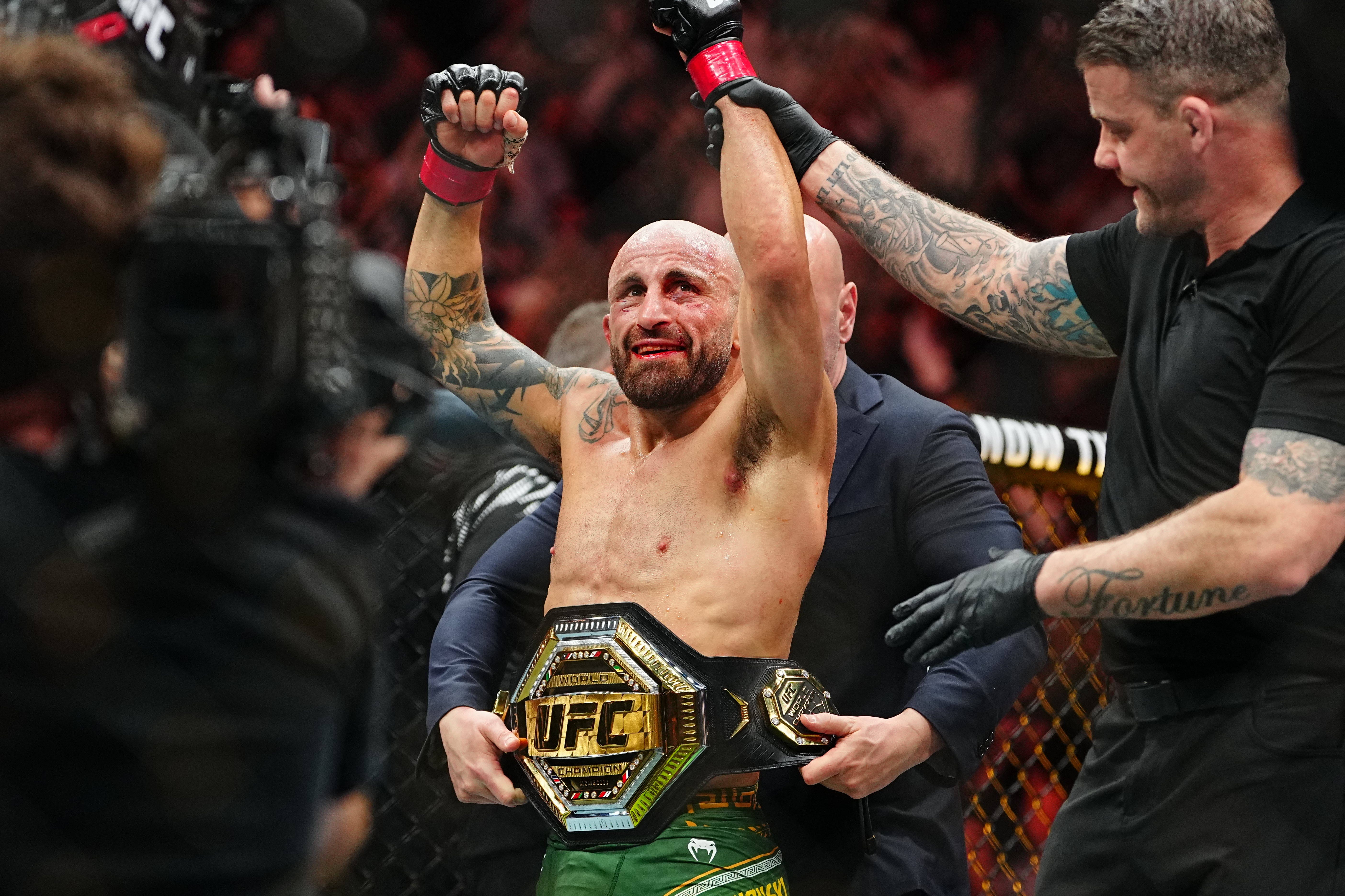 Daniel Cormier Crowns Alexander Volkanovski Featherweight GOAT After ...