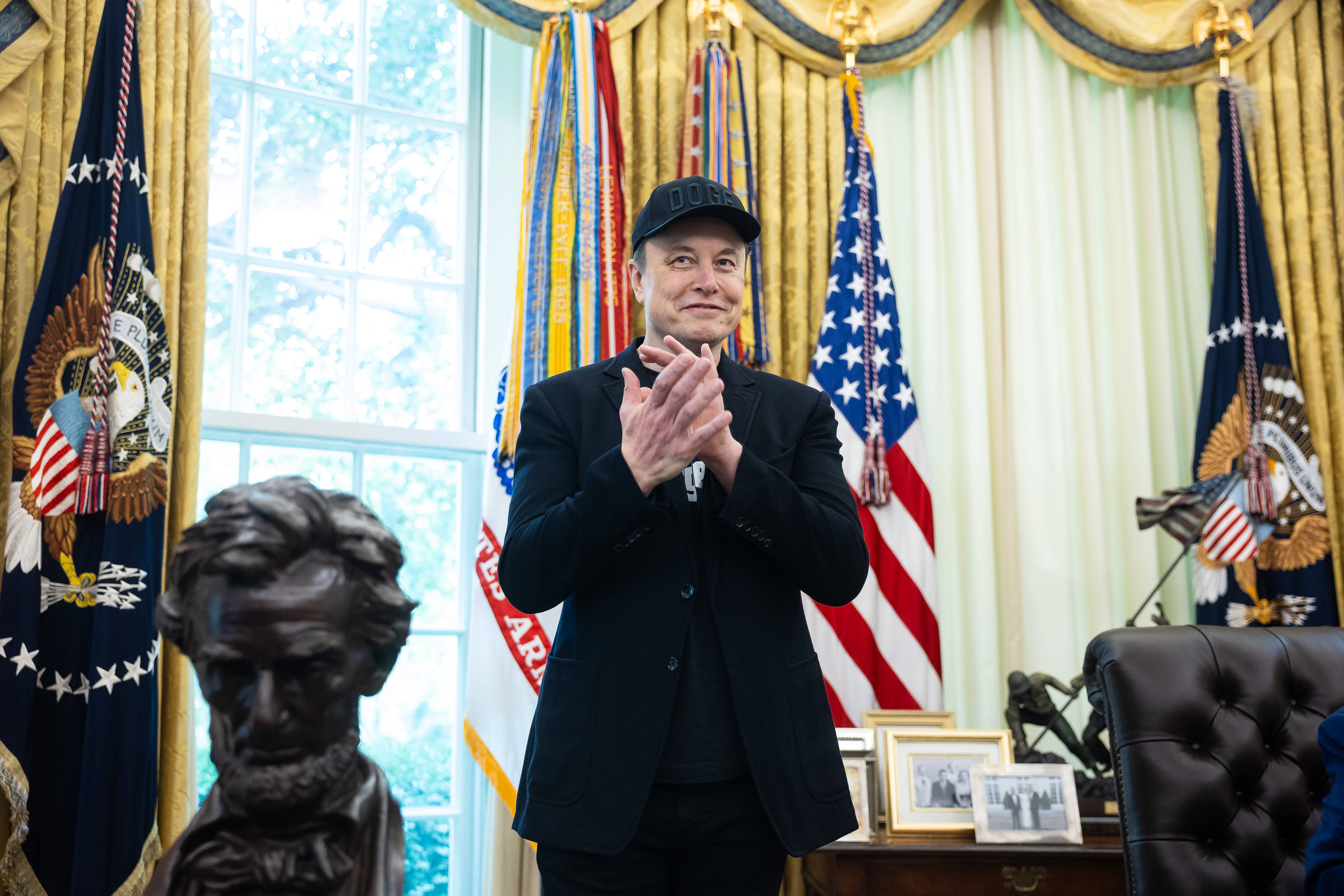 Elon Musk Jokes About ‘Playing Golf On The Moon’ While Debunking Flag ...